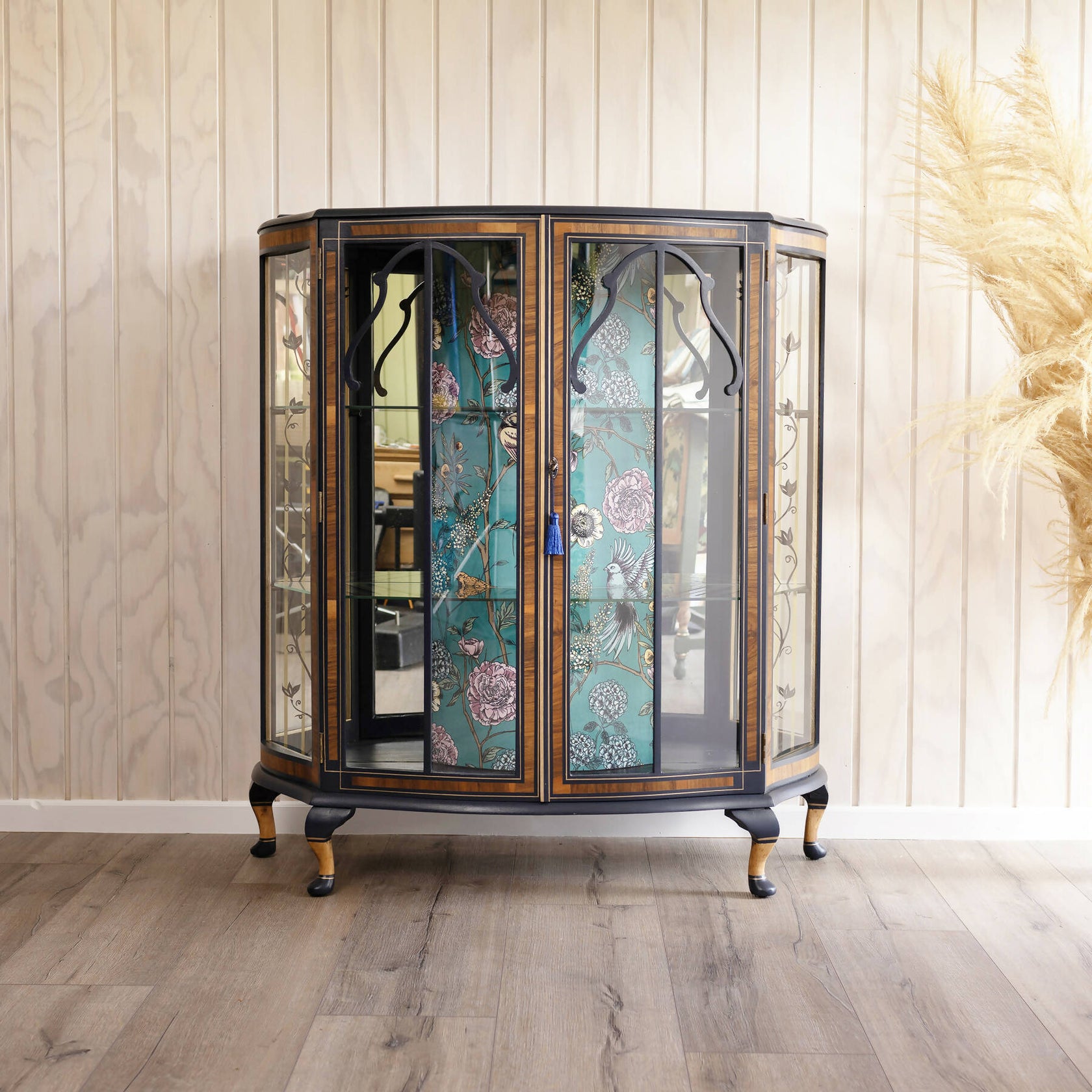 An exceptional vintage drinks cabinet, beautifully decoupaged with Bir ...