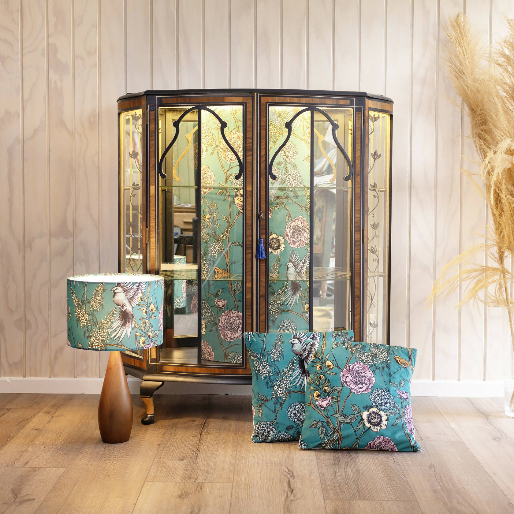 An exceptional vintage drinks cabinet, beautifully decoupaged with Bir ...