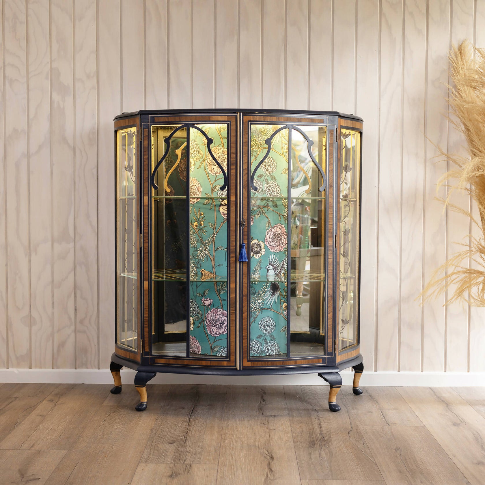 An exceptional vintage drinks cabinet, beautifully decoupaged with Bir ...